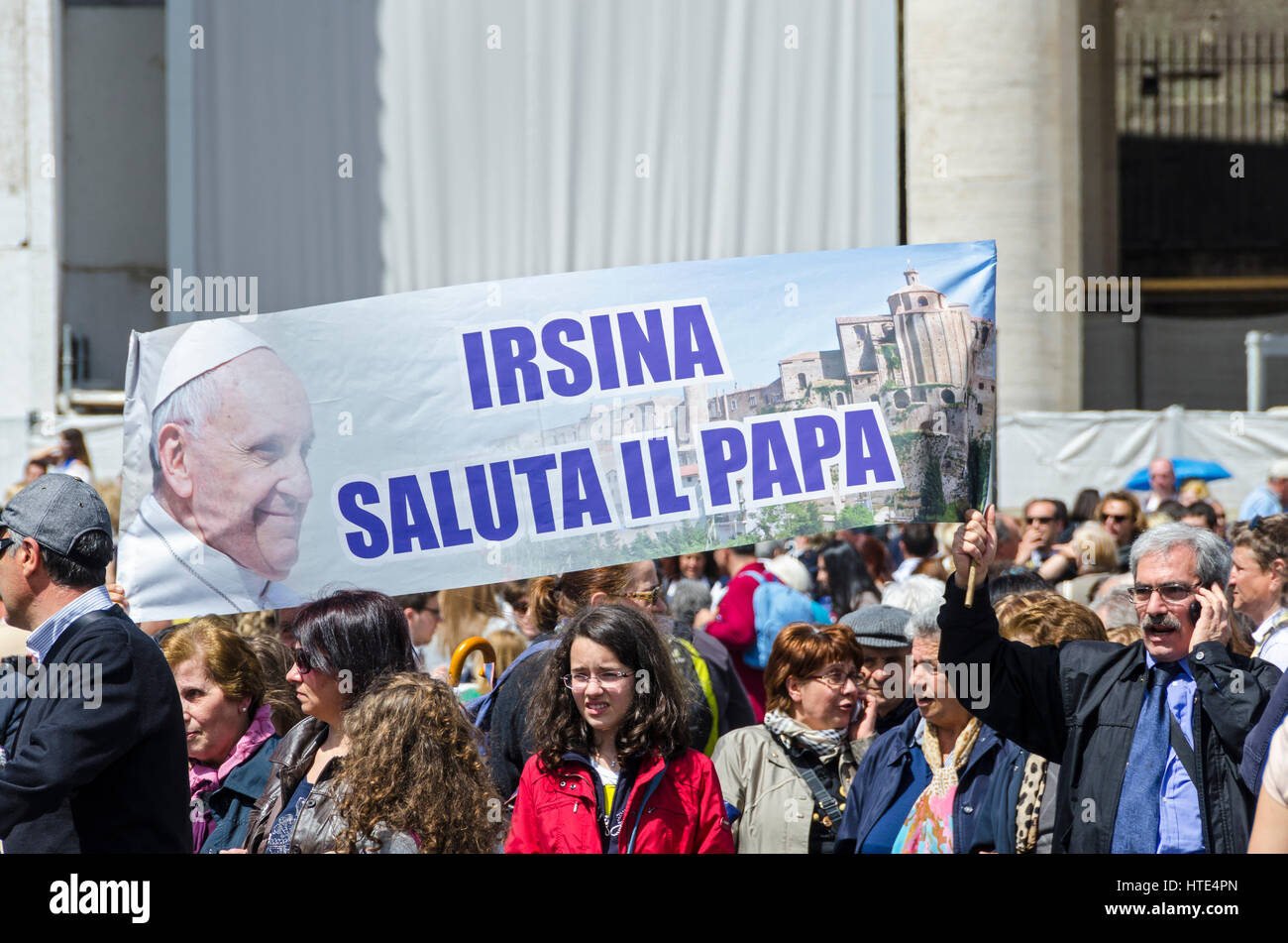 People praying together with Pope Francis, in his usual Sunday Angelus ...