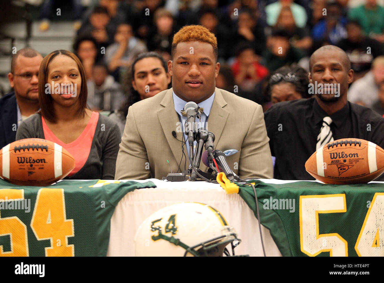 Defensive end football standout hi-res stock photography and images - Alamy