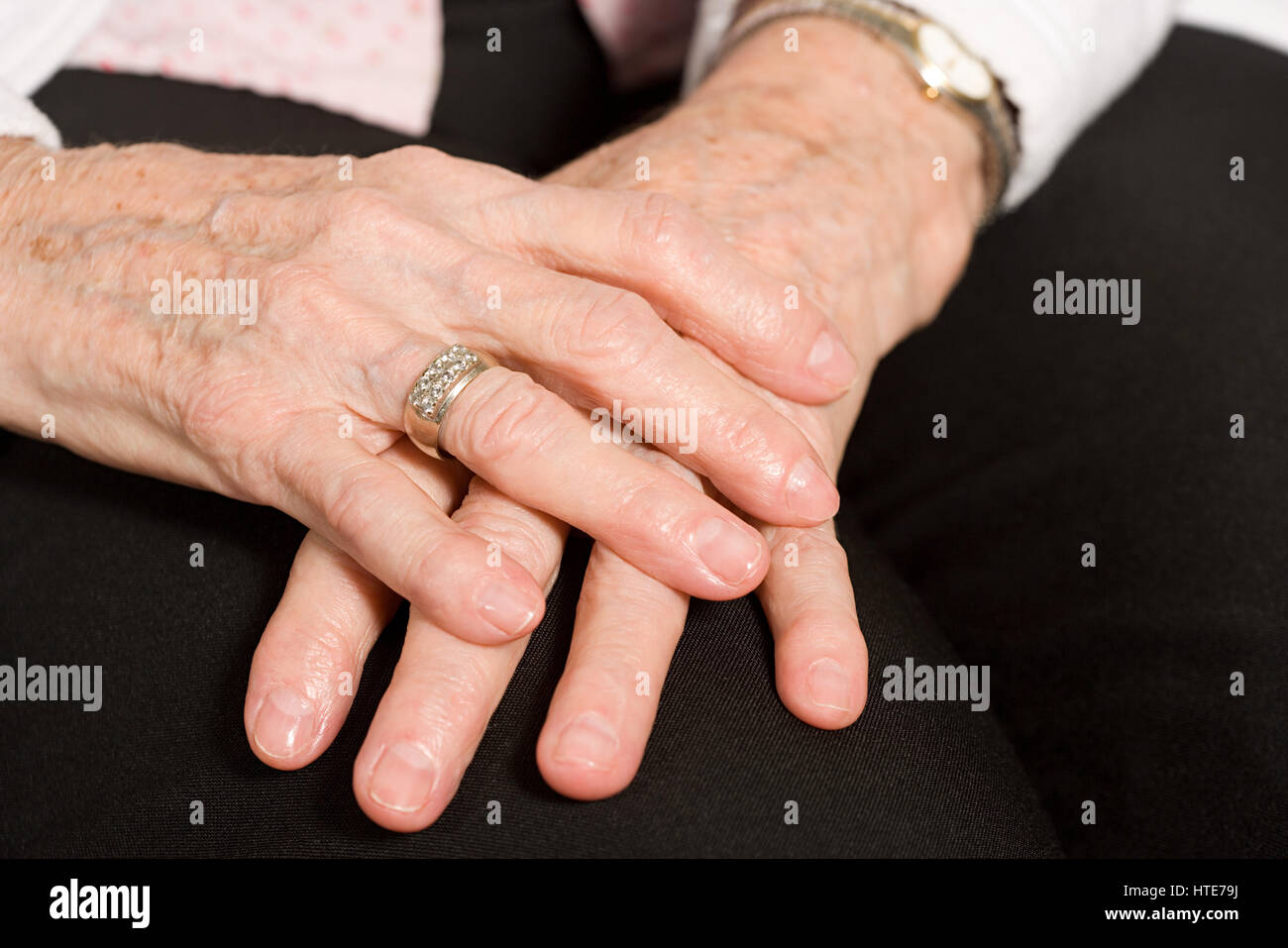 Hands of an elderly woman Stock Photo - Alamy