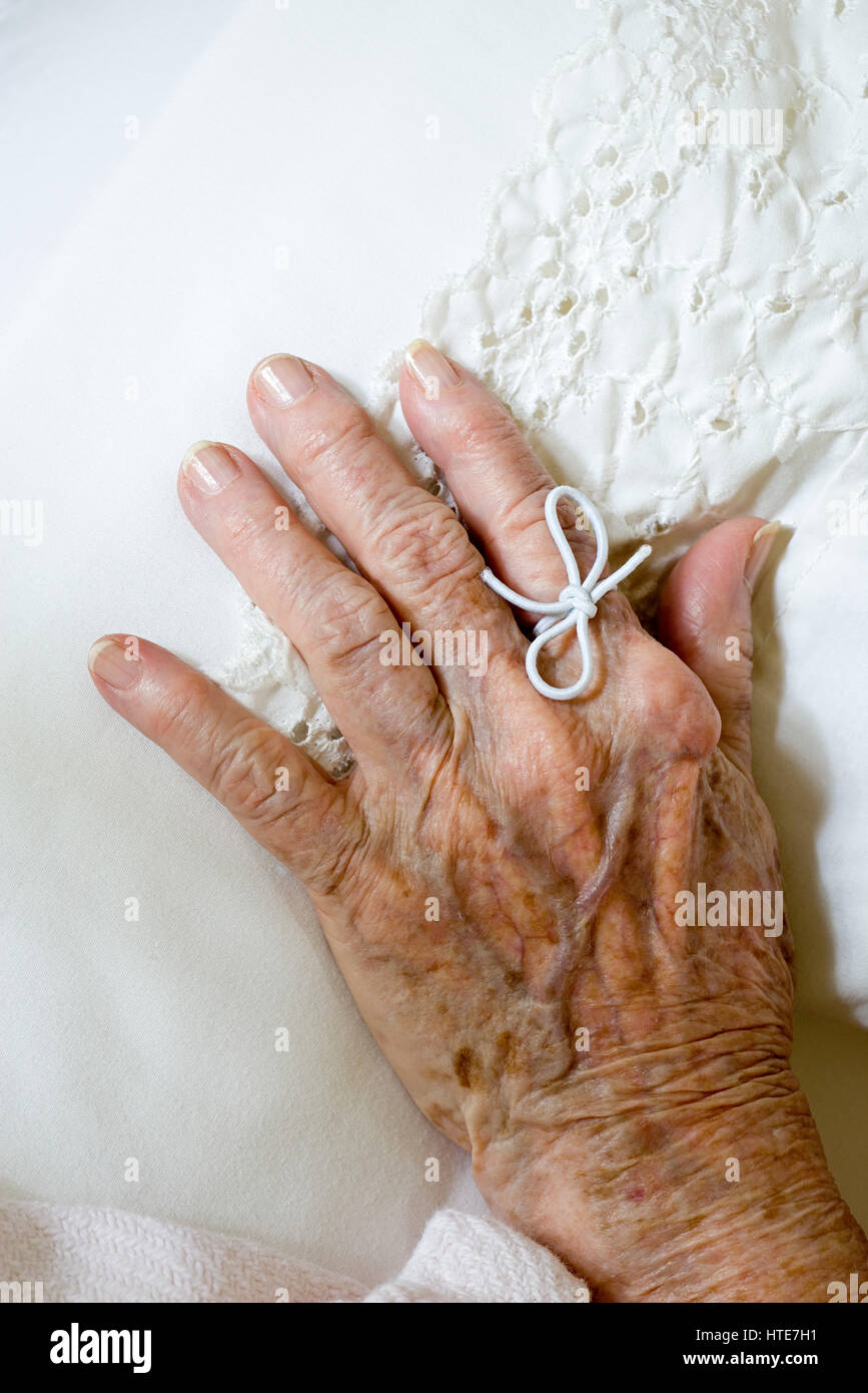 String tied on finger of elderly woman Stock Photo - Alamy