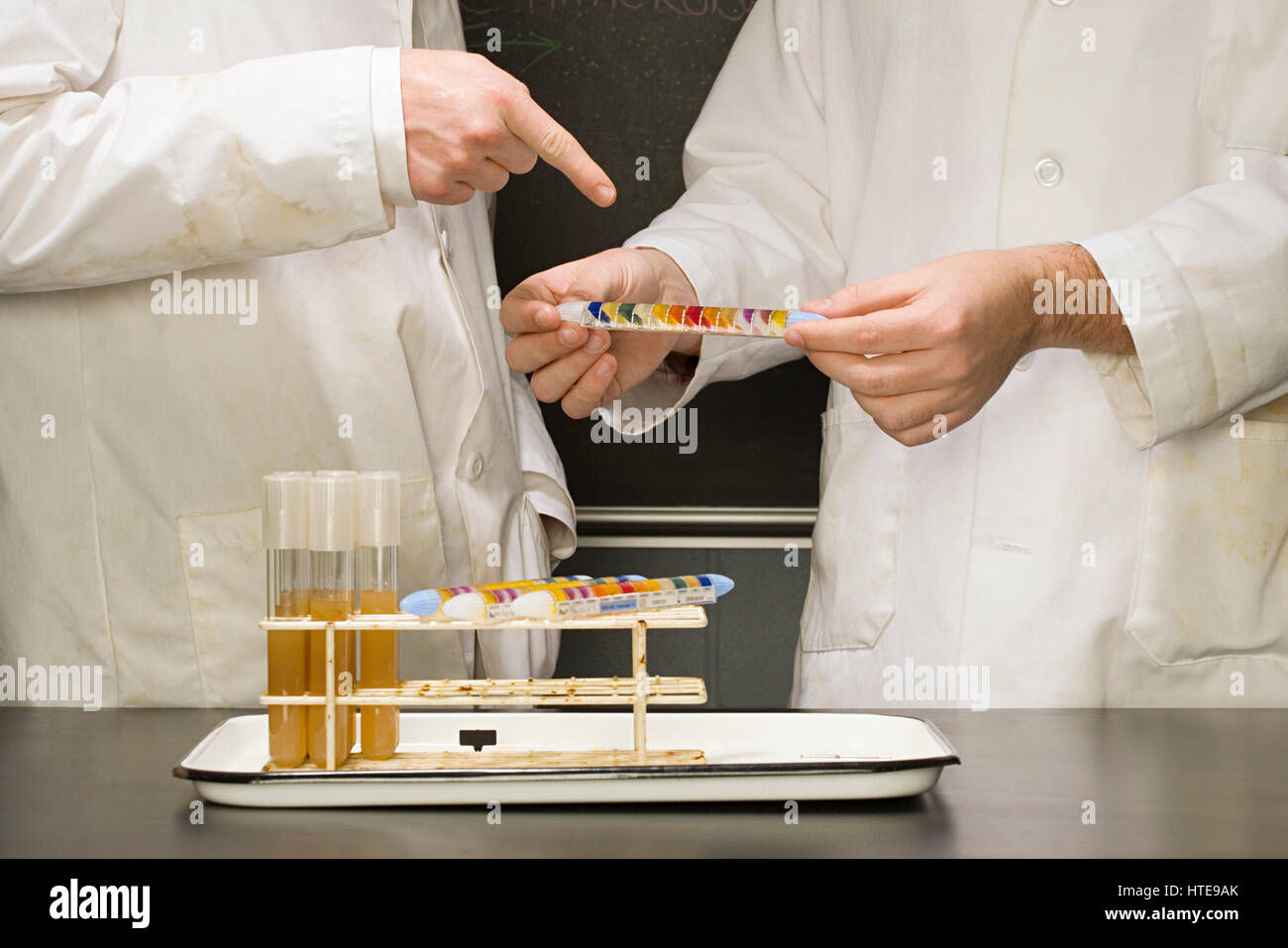 Students performing experiment hi-res stock photography and images - Alamy