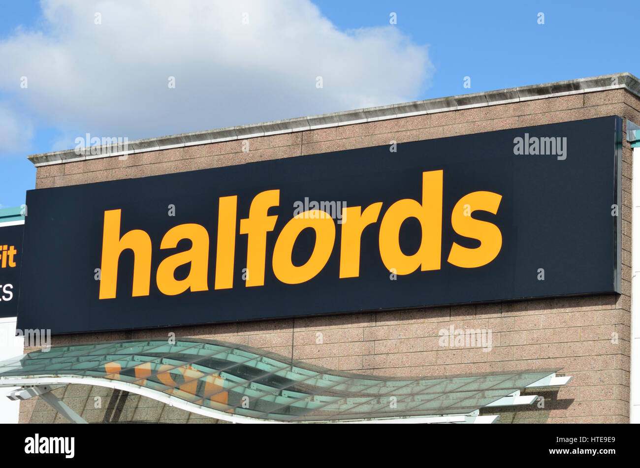 Halfords sign uk hi-res stock photography and images - Alamy