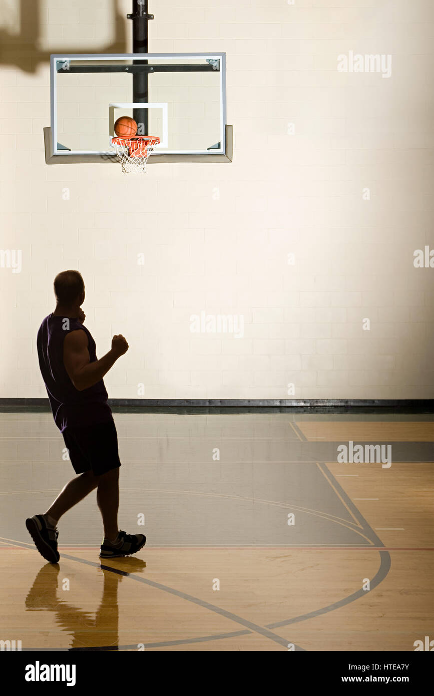 Man playing basketball Stock Photo - Alamy