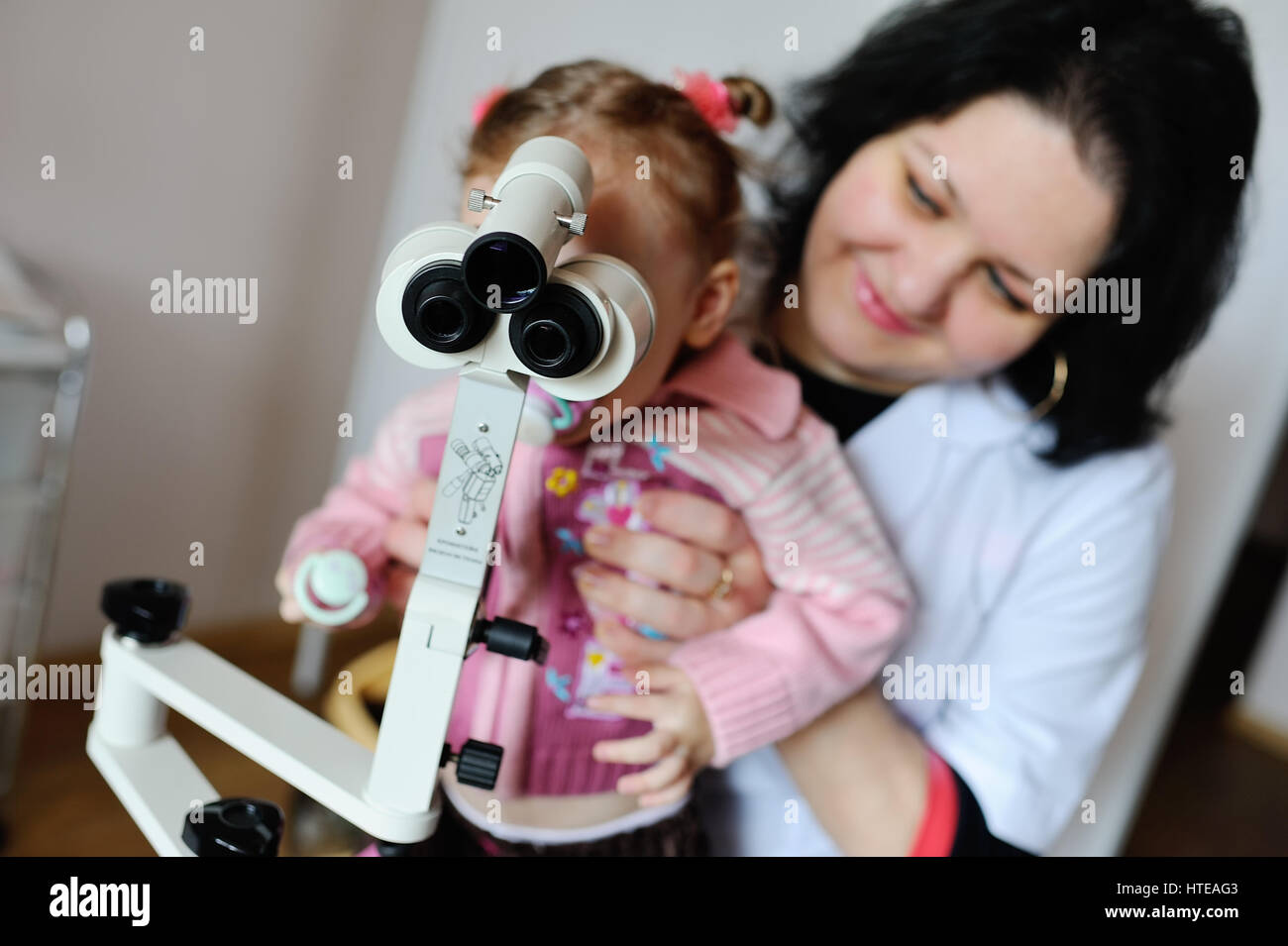 Baby vision experiment hi-res stock photography and images - Alamy