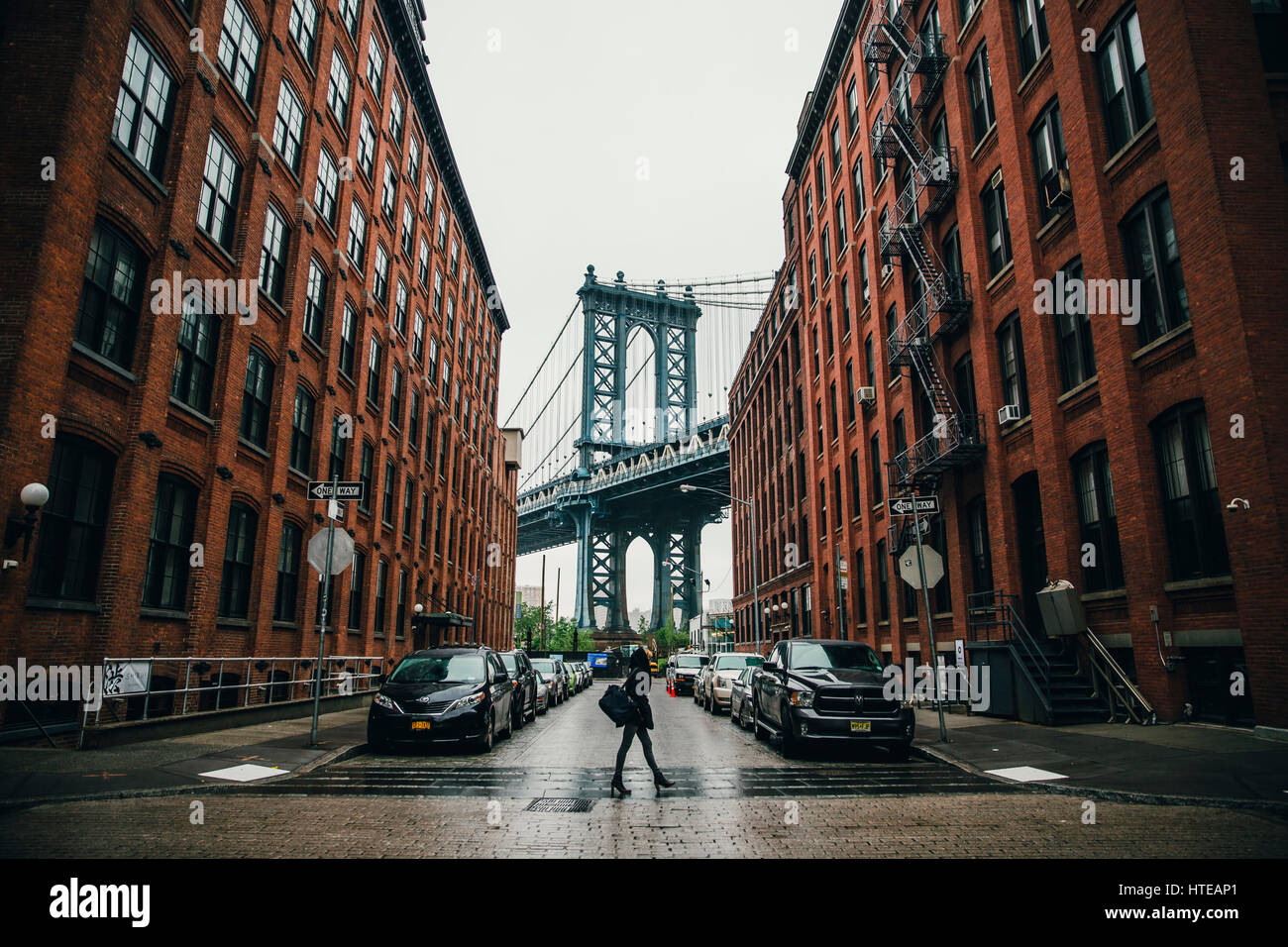 The Manhattan Bridge is a suspension bridge that crosses East River ...