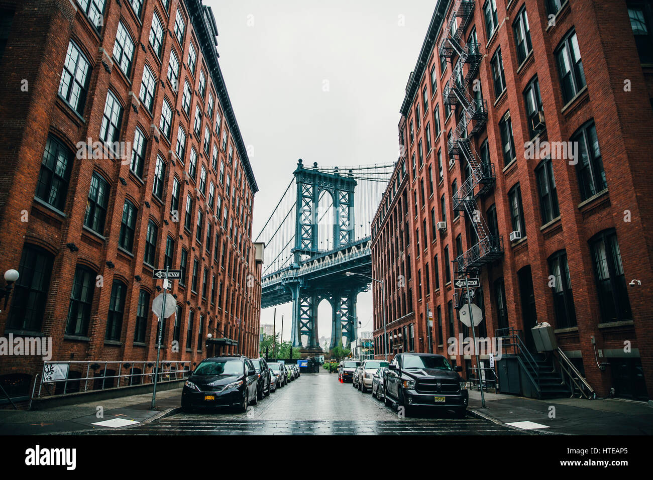 The Manhattan Bridge is a suspension bridge that crosses East River ...