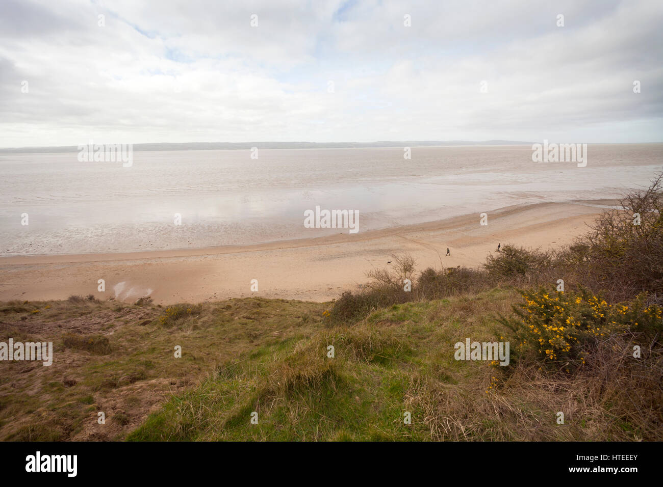 Across the Dee estuary from the the cliff top at Thurstaston, Wirral ...