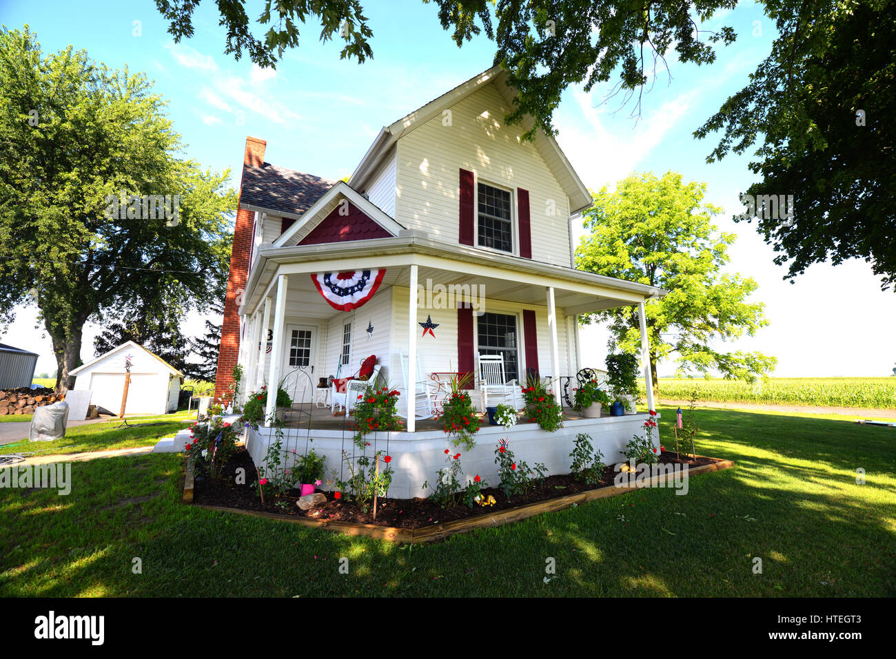 american country home Stock Photo - Alamy