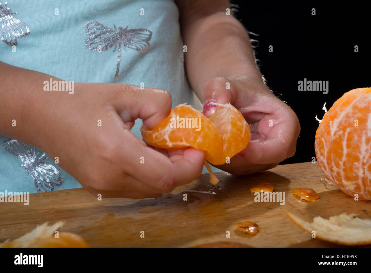 hands peeling a orange tangerine Stock Photo - Alamy