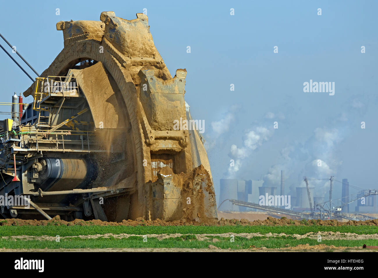 Bucket wheel excavator opencast mine hi-res stock photography and ...