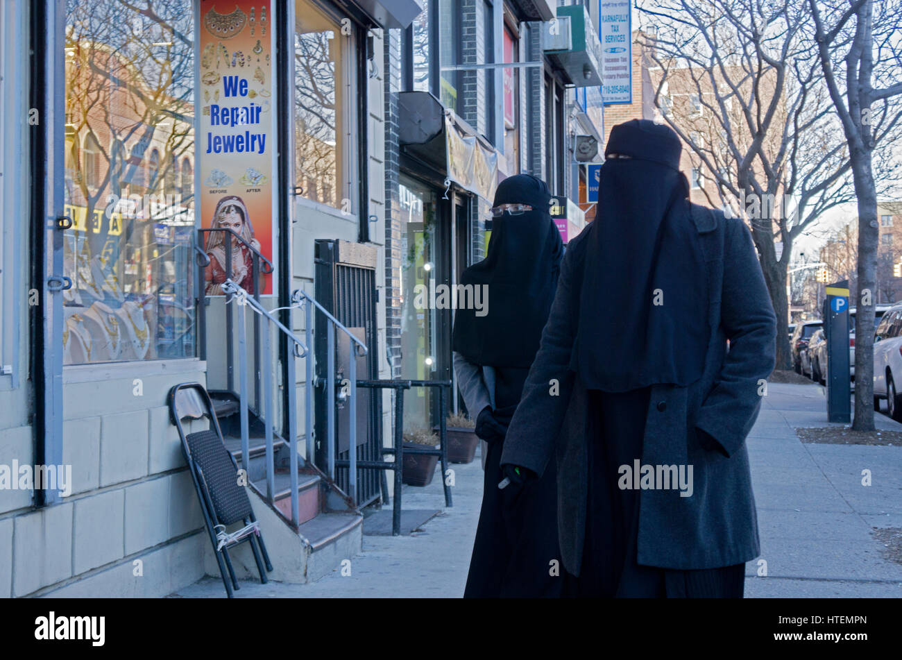 Muslim women street hi-res stock photography and images - Alamy