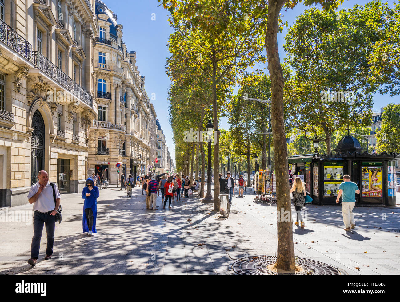 France, Ile-de-France, Paris, upscale shopping at the Avenue des Champs ...