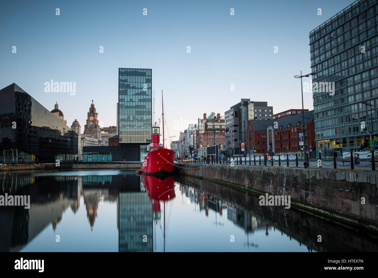 White buildings albert dock hi-res stock photography and images - Alamy