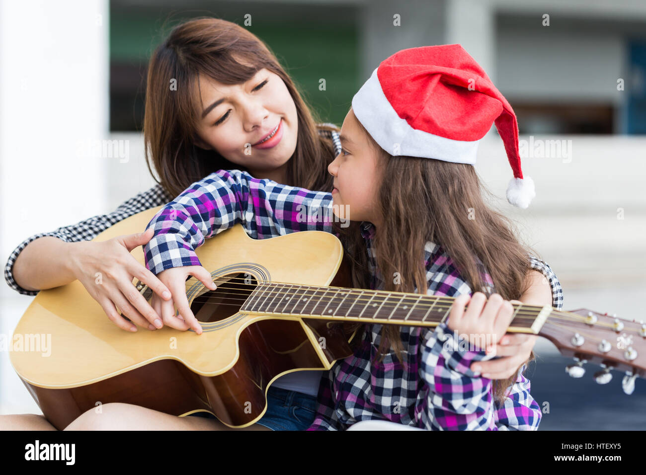 Happy Family guitars Sister sister taught guitar player, Merry ...