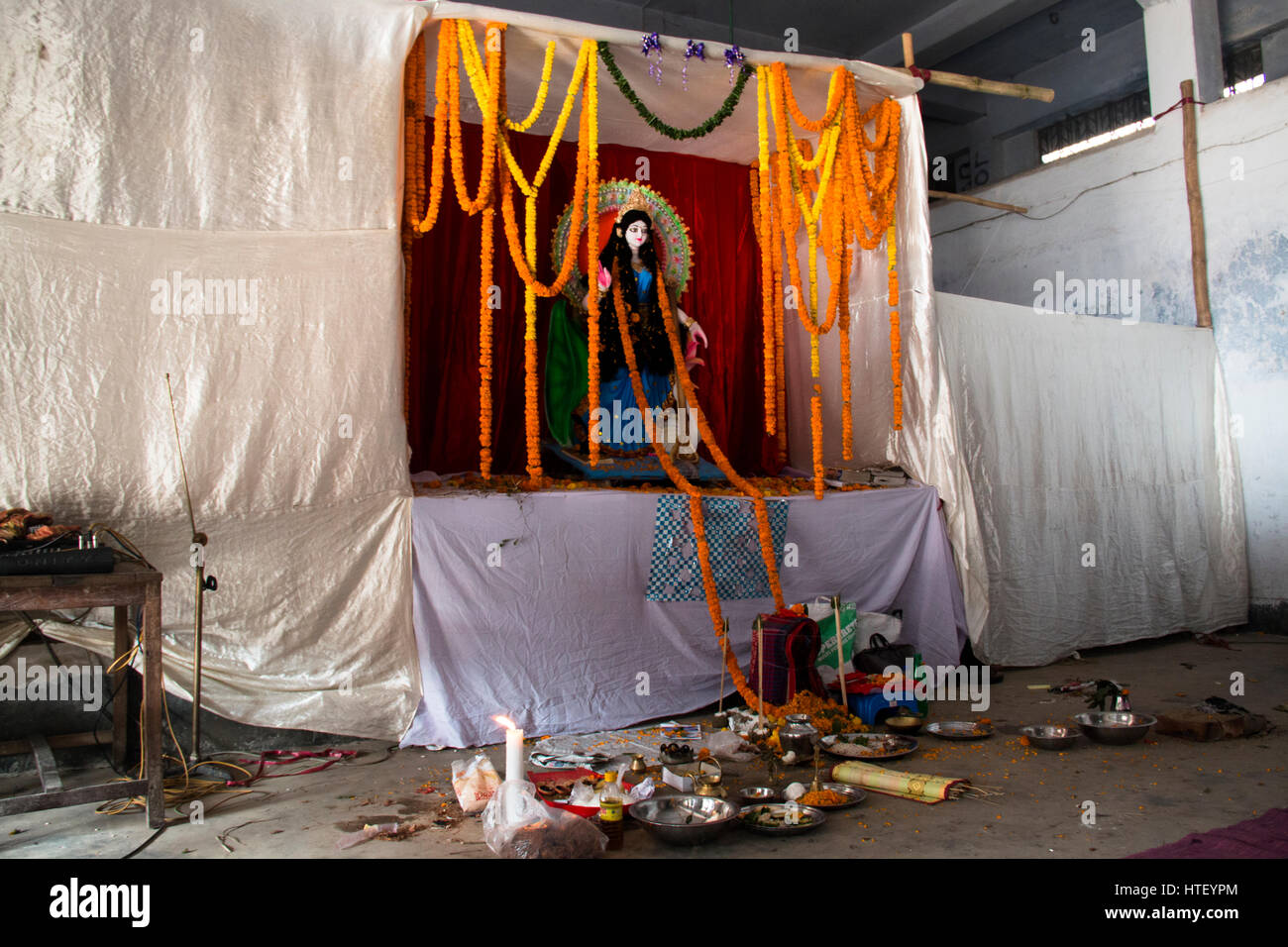 Hindu altar hi-res stock photography and images - Alamy
