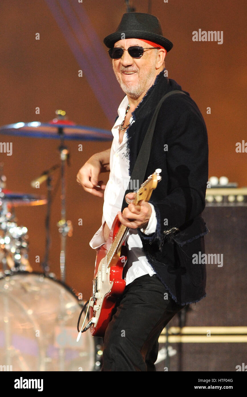 Pete townsend hi-res stock photography and images - Alamy