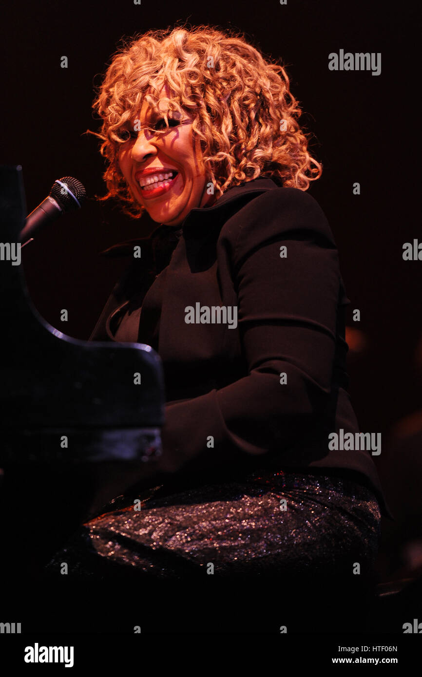 Roberta flack hi-res stock photography and images - Alamy