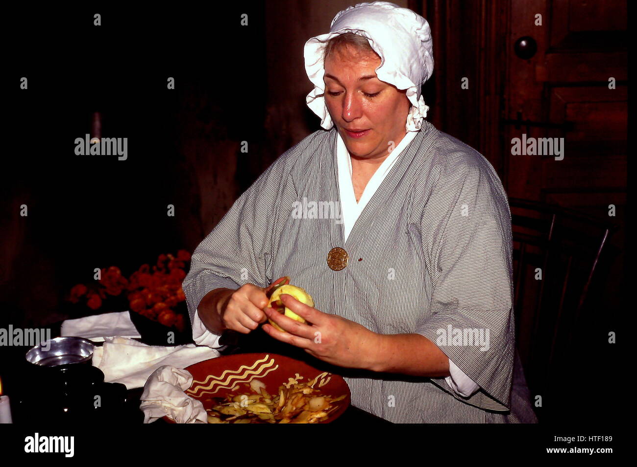 Lancaster, Pennsylvania - September 5, 2014: Woman i colonial clothing ...