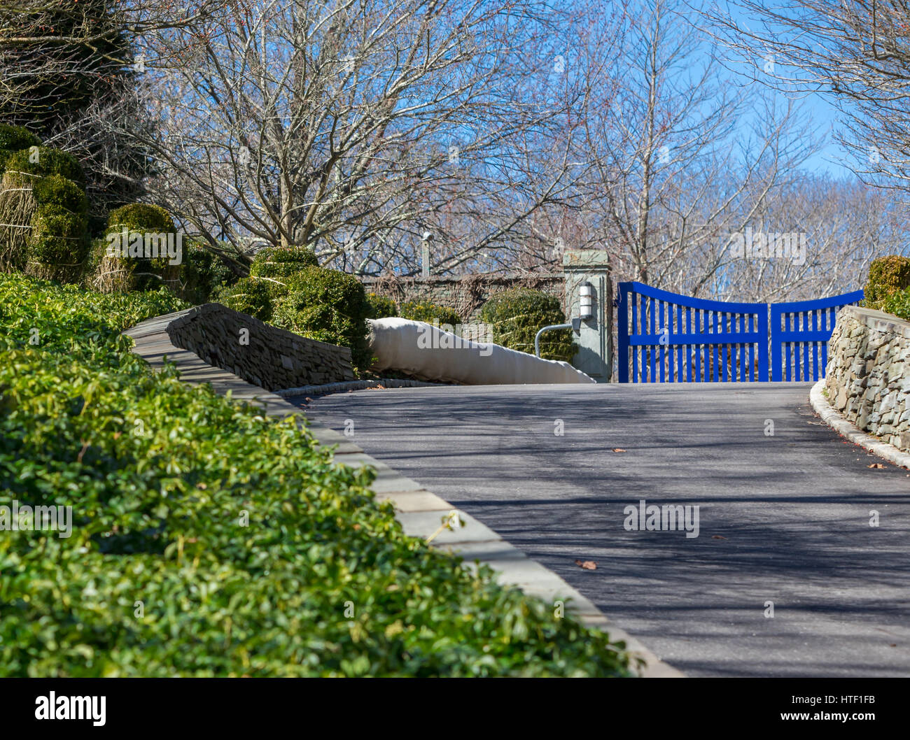 Gate closes hi-res stock photography and images - Alamy