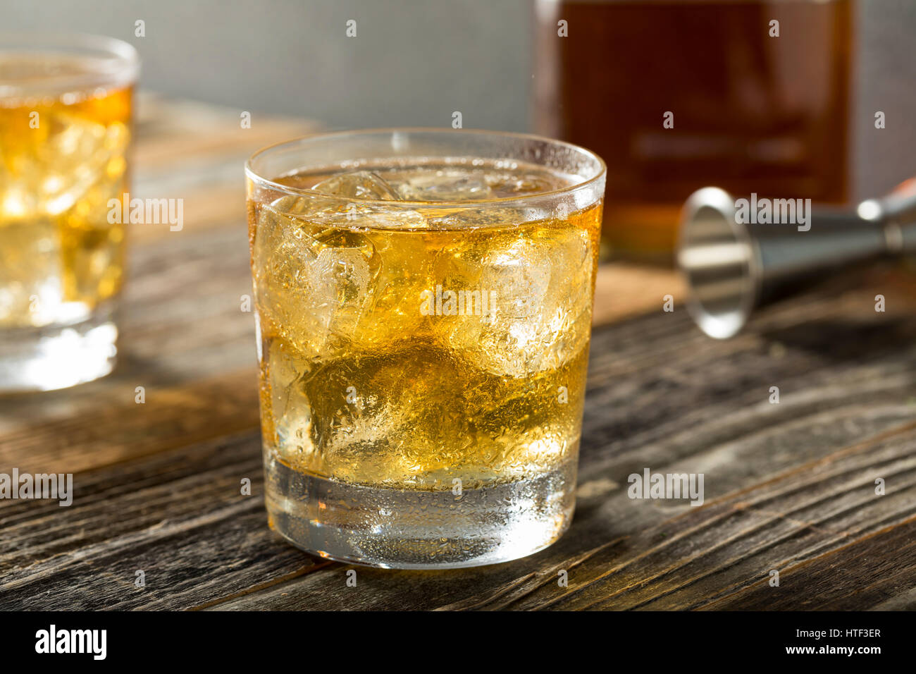 Golden alcoholic cocktail drink hi-res stock photography and images - Alamy