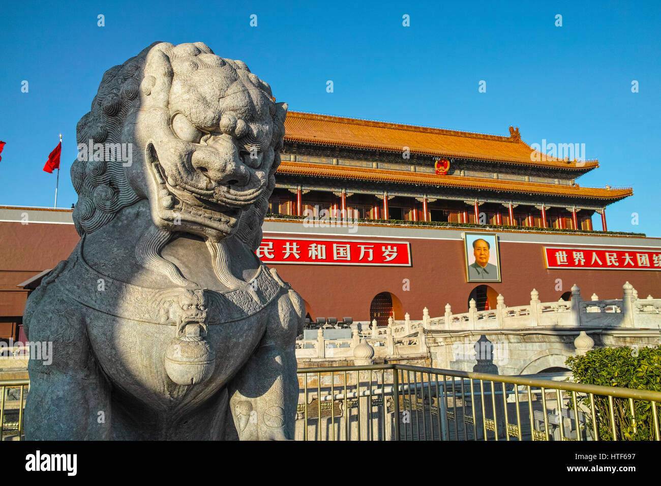 Lion statue front view hi-res stock photography and images - Alamy