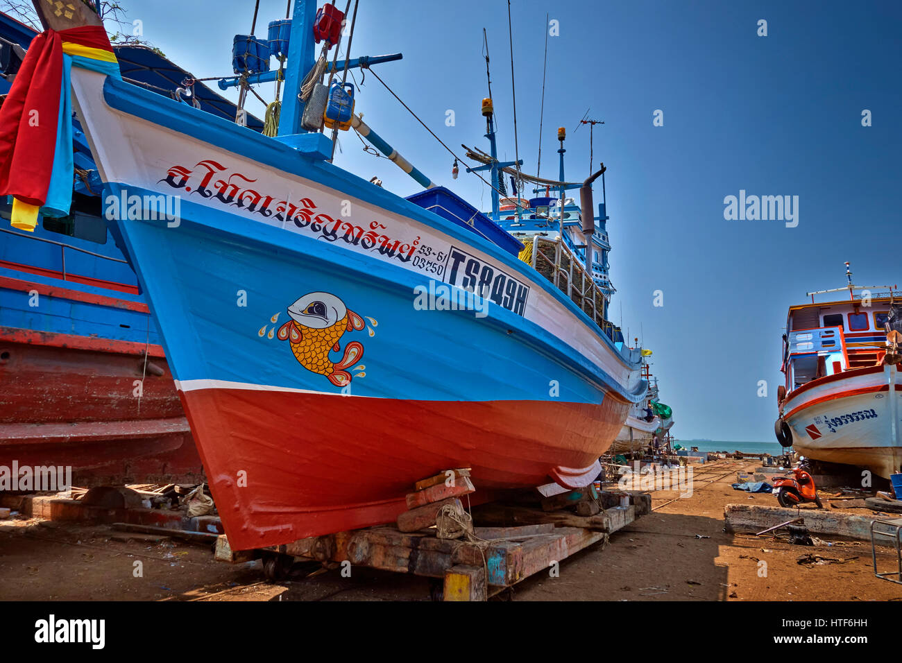 Boat yard Thailand, commercial fishing boat repair and renovation yard ...