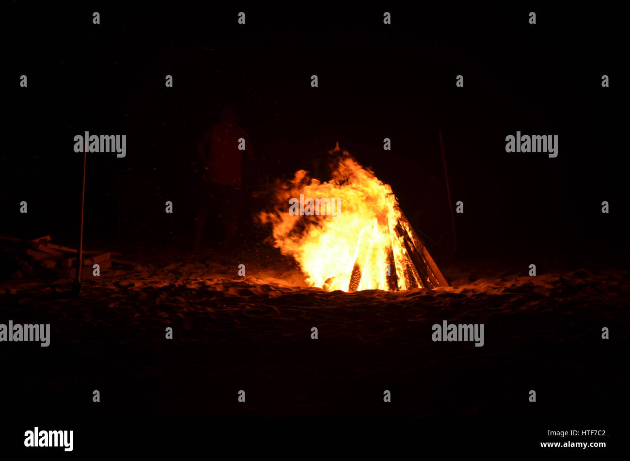 Campfire in the desert Stock Photo - Alamy