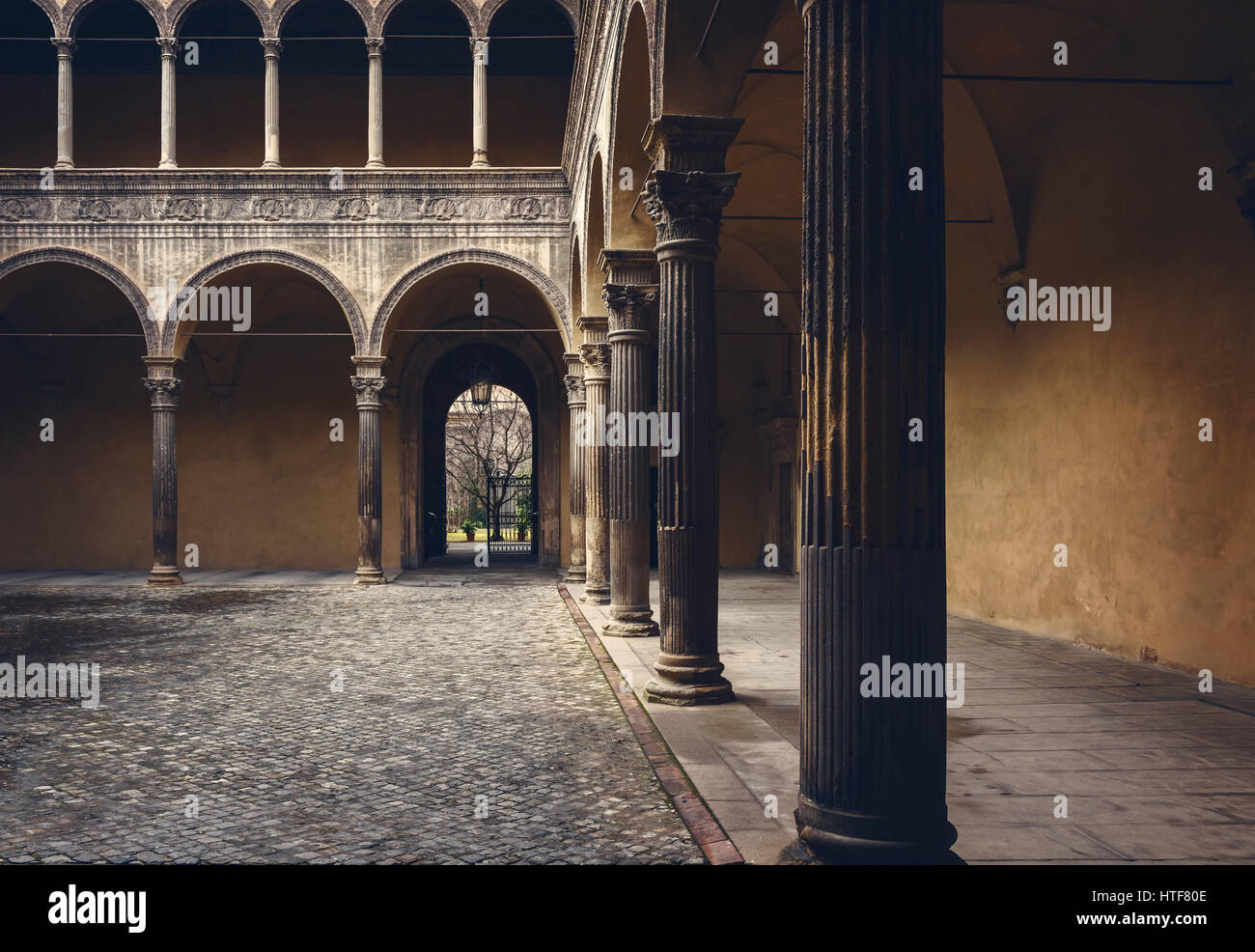 Courtyard and portico hi-res stock photography and images - Alamy