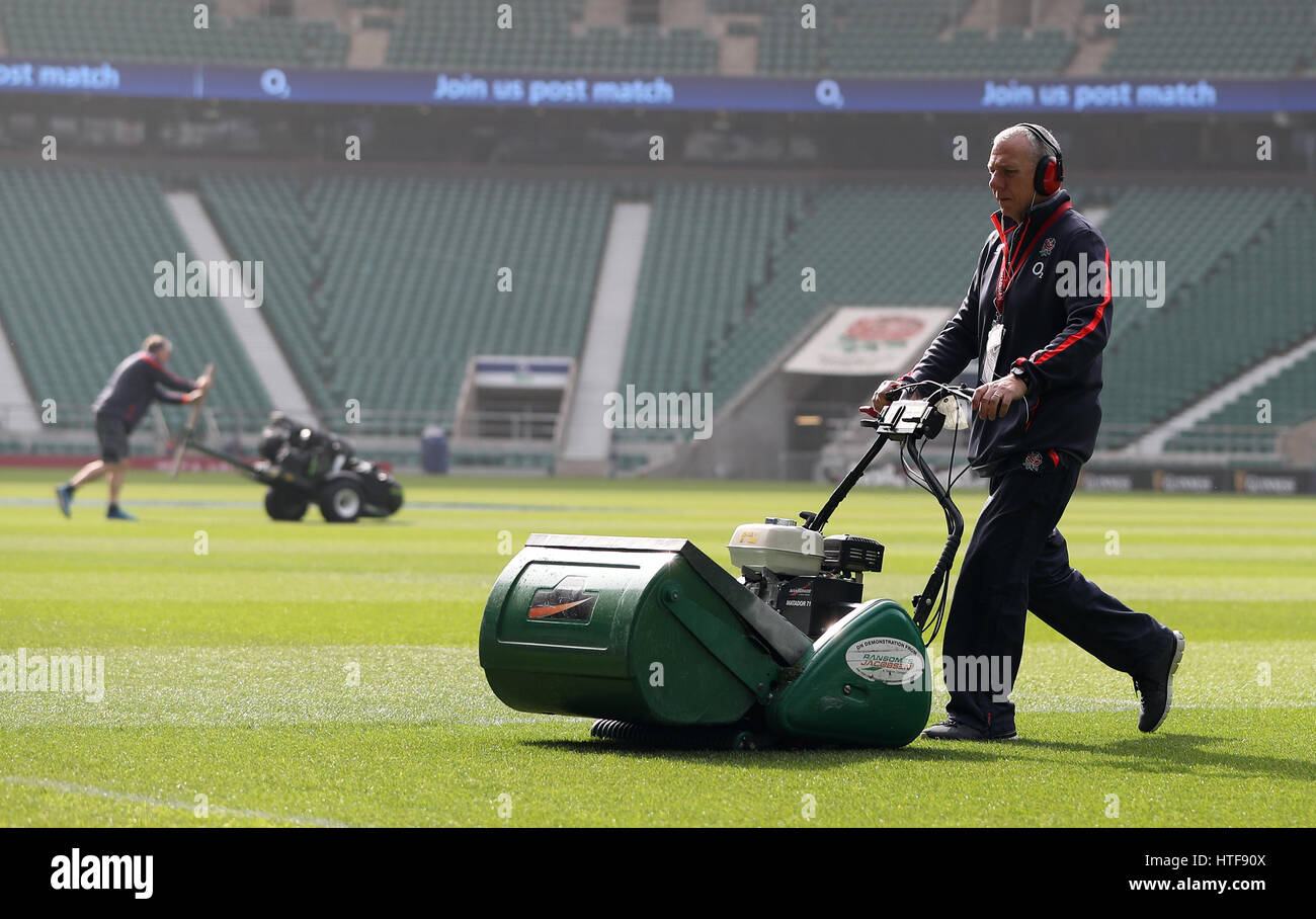 A groundsman mows grass hi-res stock photography and images - Alamy