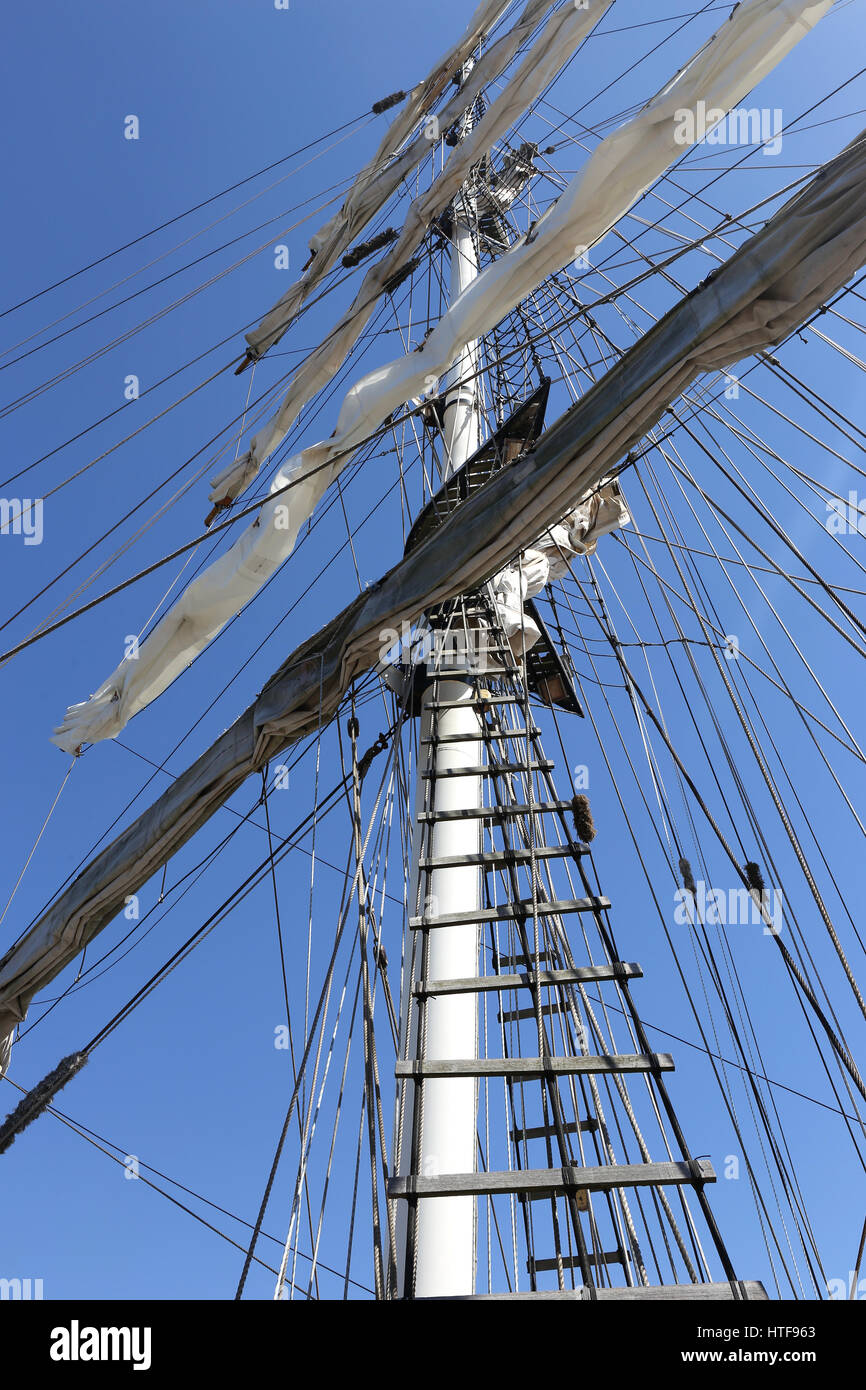 Square rigged ship sailing hi-res stock photography and images - Alamy