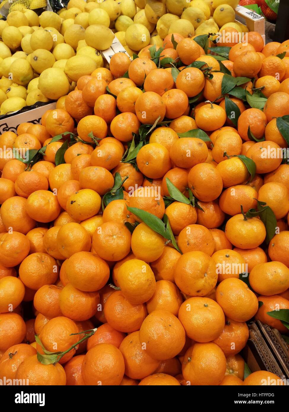 Oranges and Lemons in bulk at supermarket stall Stock Photo - Alamy