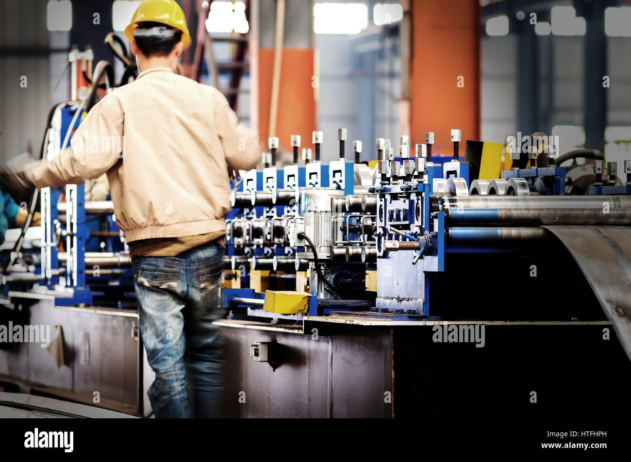 Assembly line workers hi-res stock photography and images - Alamy