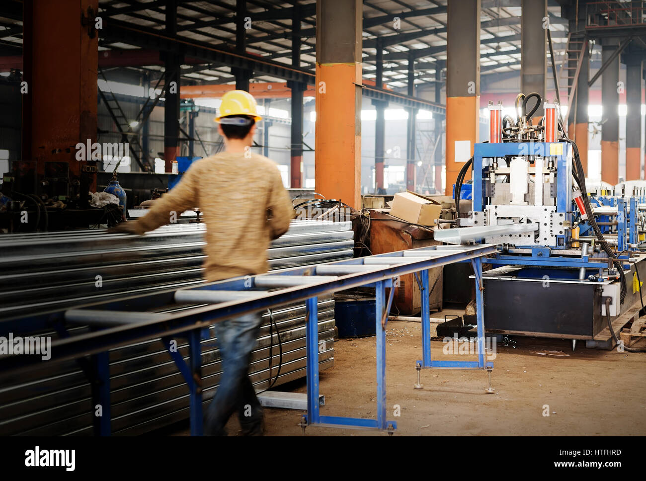 Assembly line workers hi-res stock photography and images - Alamy