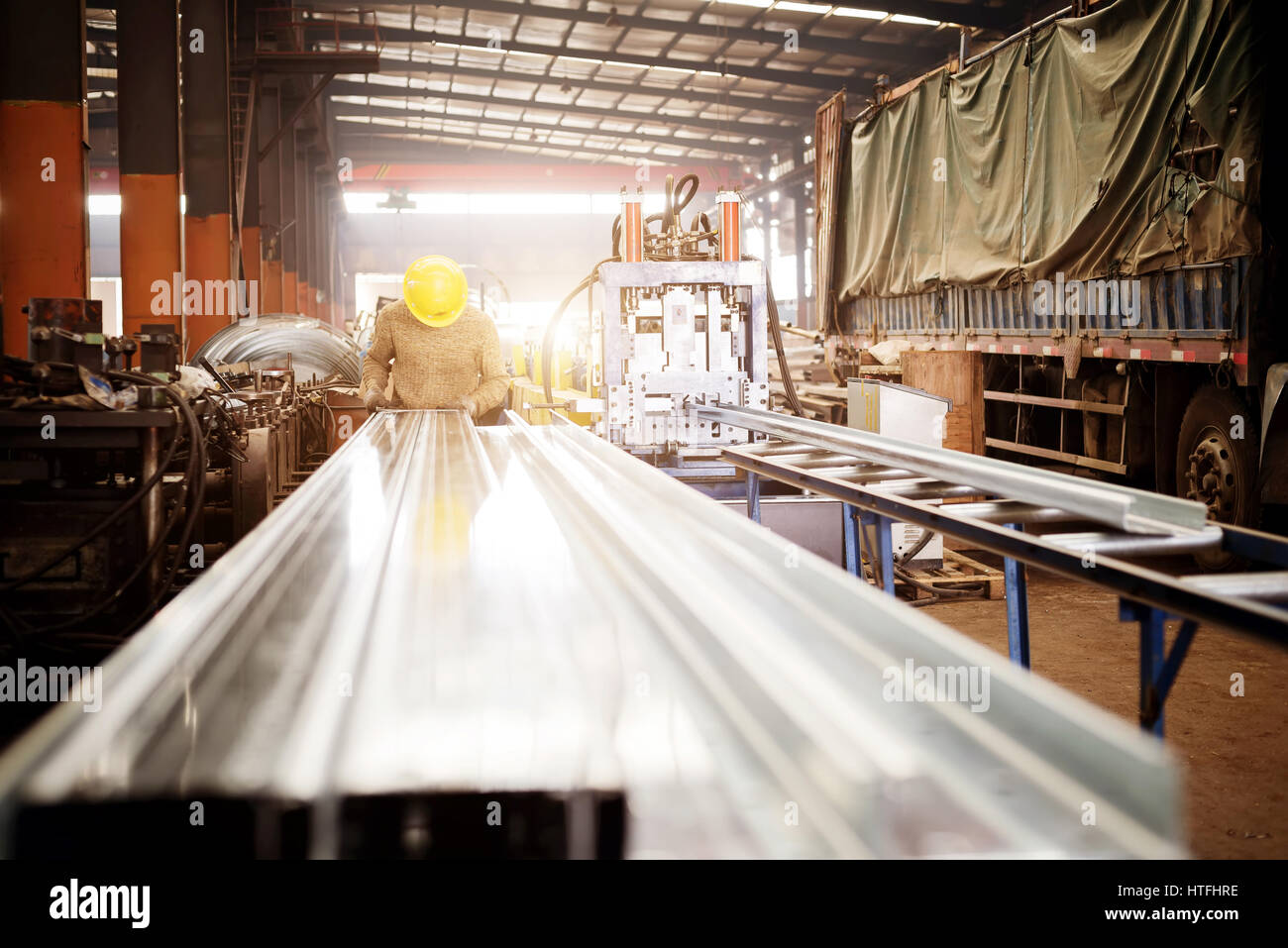 Assembly line workers hi-res stock photography and images - Alamy