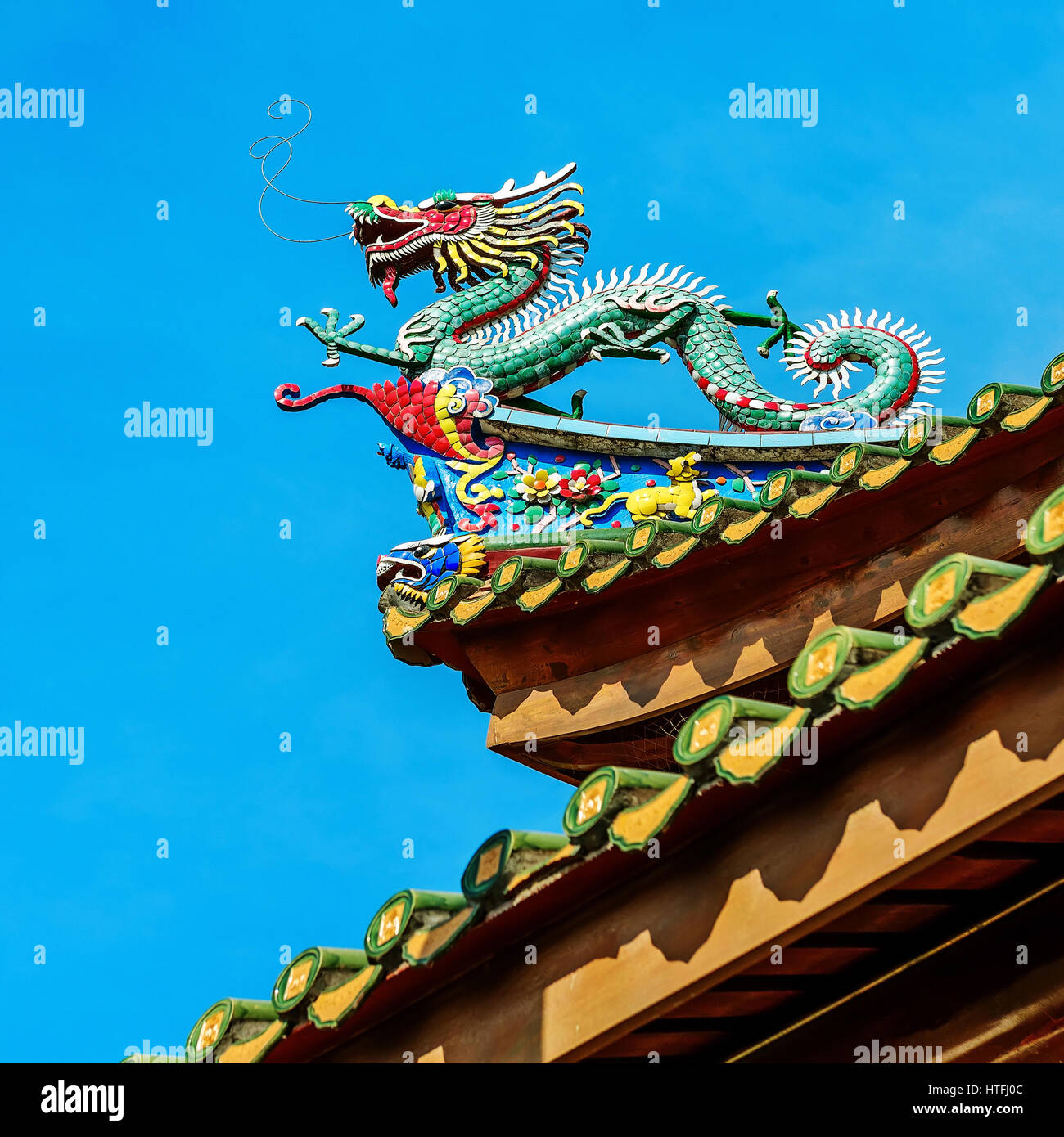 Chinese ancient buildings of the temple roof, color sculpture: Dragon ...