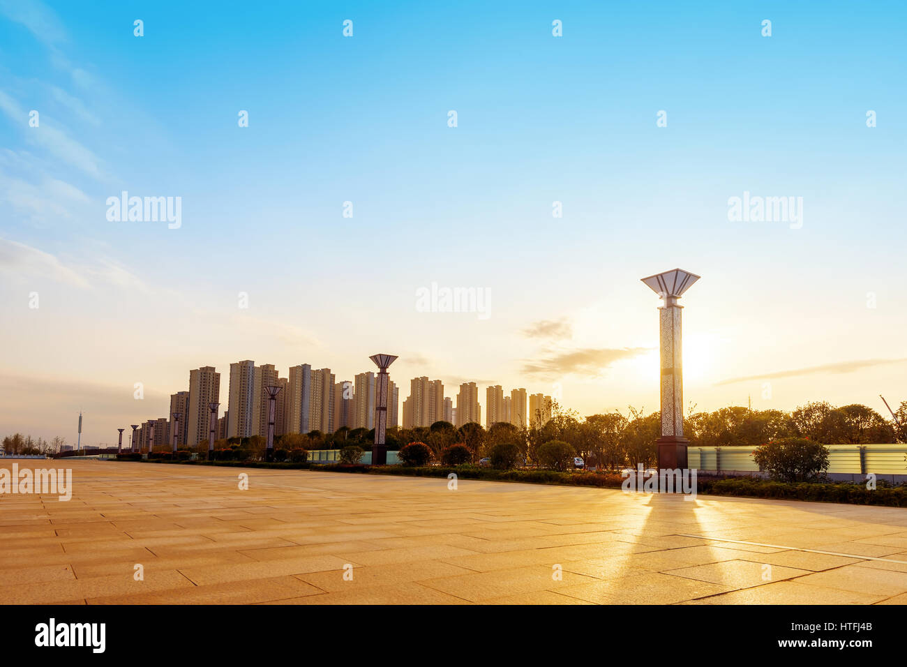 Empty floor and modern building with sunbeam Stock Photo - Alamy