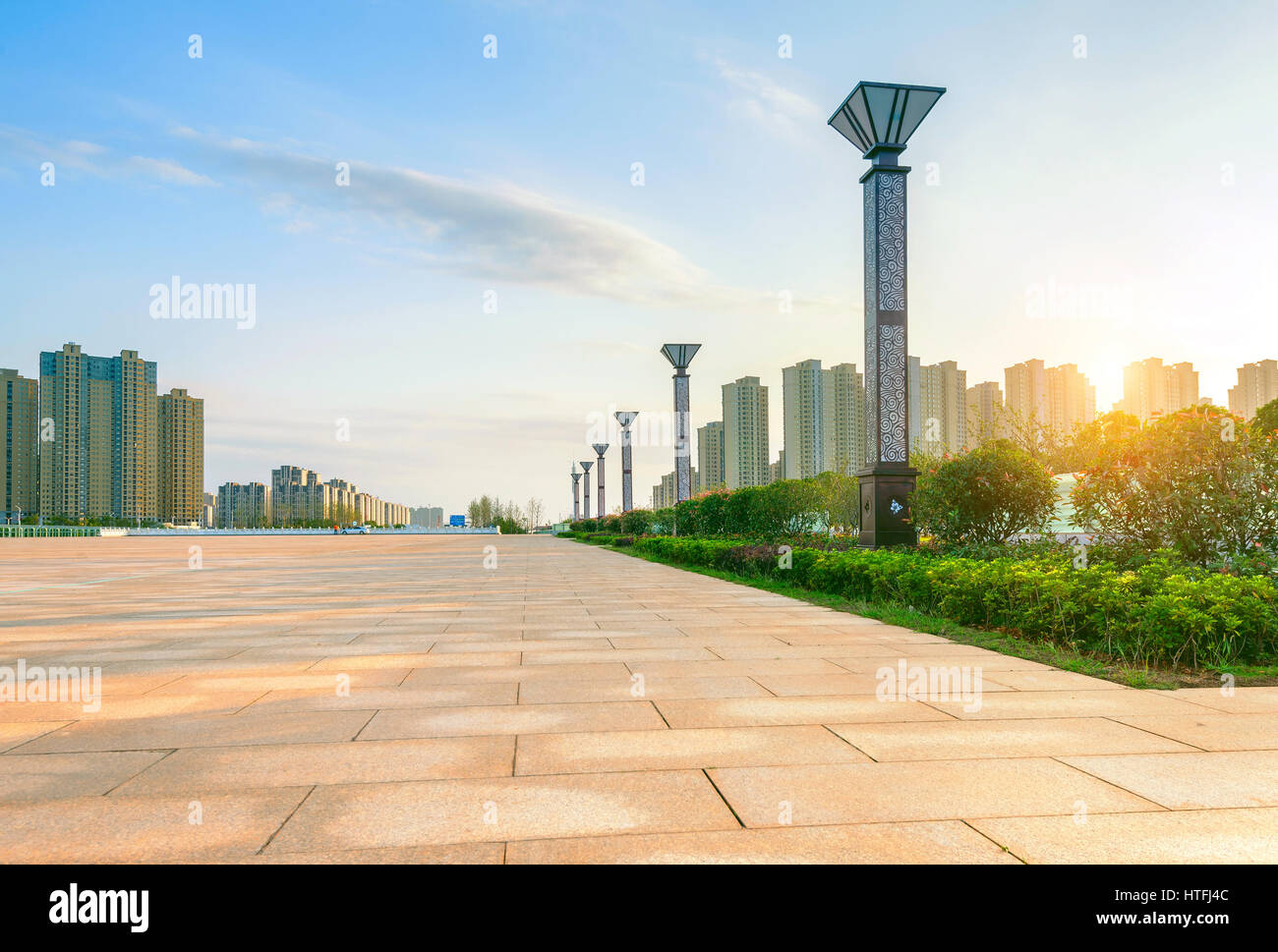Empty floor and modern building with sunbeam Stock Photo - Alamy