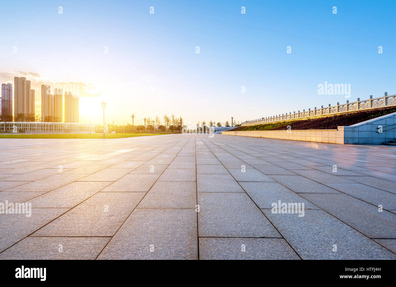 Empty floor and modern building with sunbeam Stock Photo - Alamy