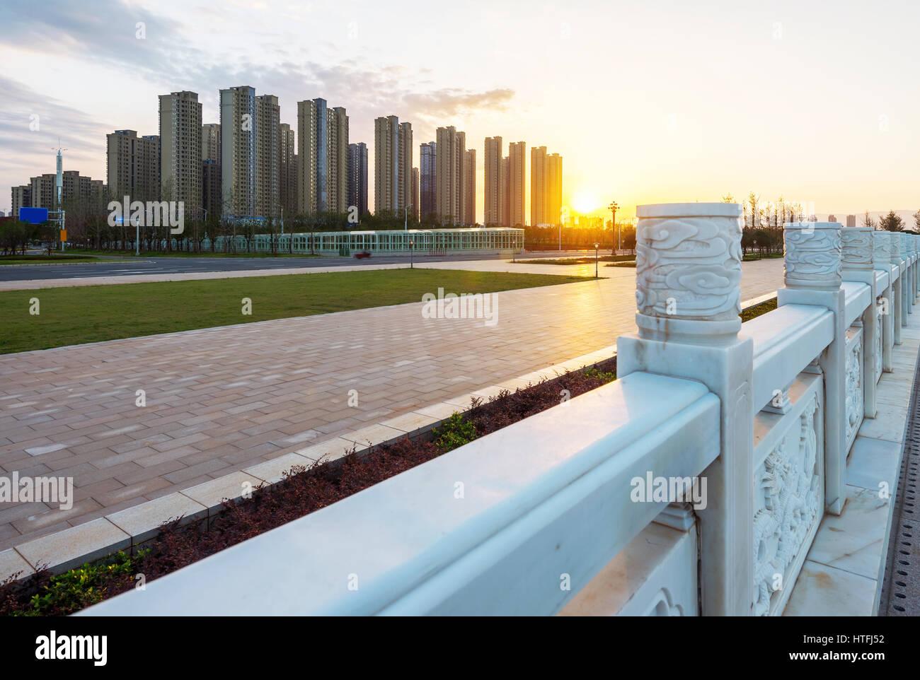 Empty floor and modern building with sunbeam Stock Photo - Alamy