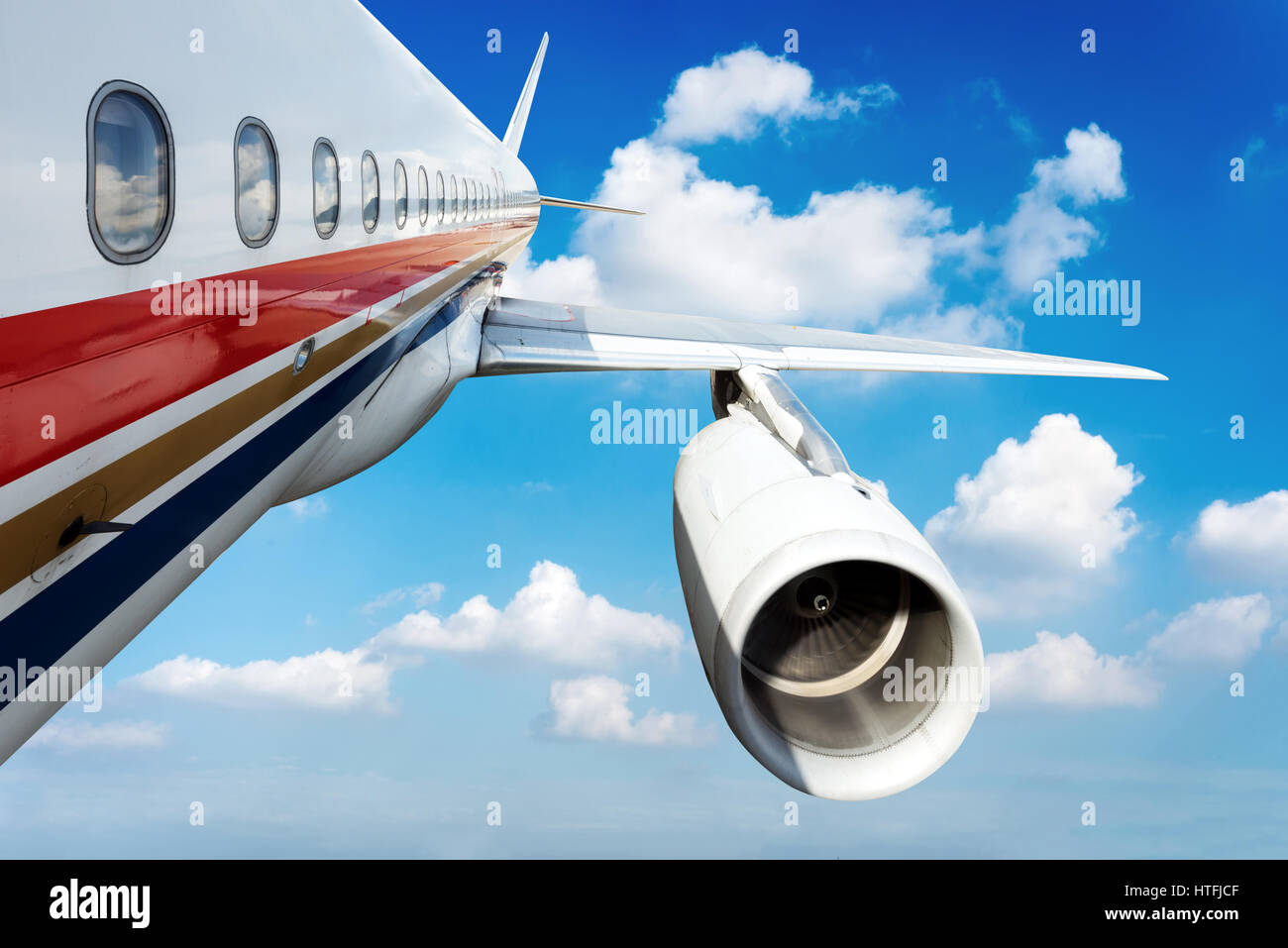 Passenger airliner flying hi-res stock photography and images - Alamy