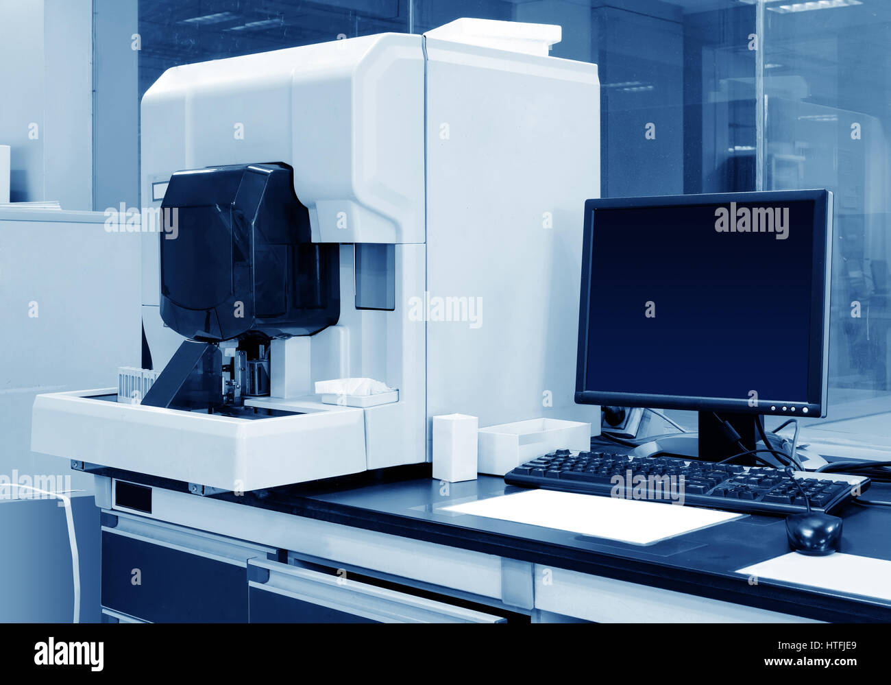 Hematology analyzer computer hospital hi-res stock photography and ...