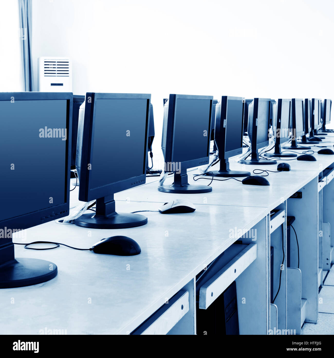 Computer class rows desktop hi-res stock photography and images - Alamy