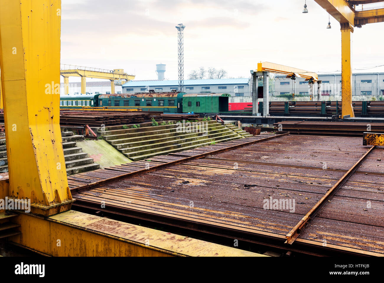 Wharves, bridge cranes and rails Stock Photo - Alamy