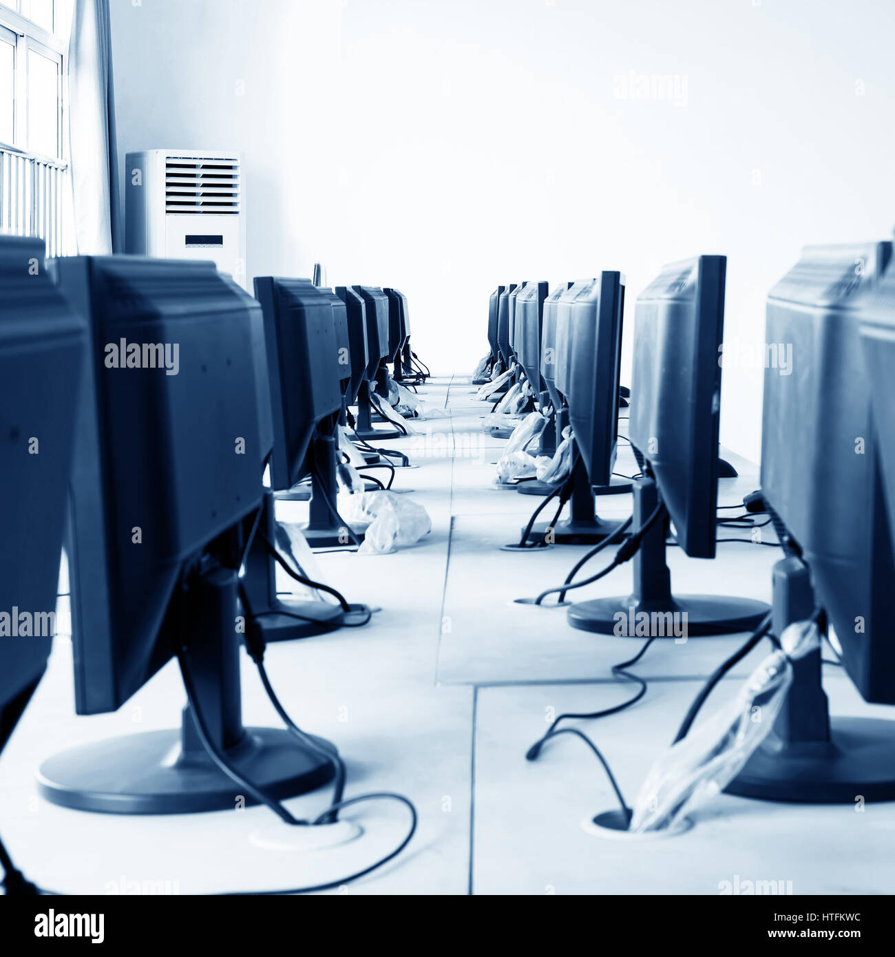 Computer class rows desktop hi-res stock photography and images - Alamy