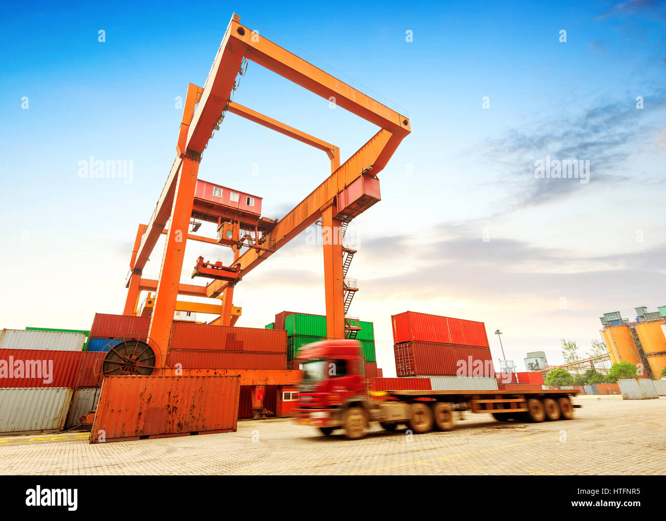 Large cranes hi-res stock photography and images - Alamy