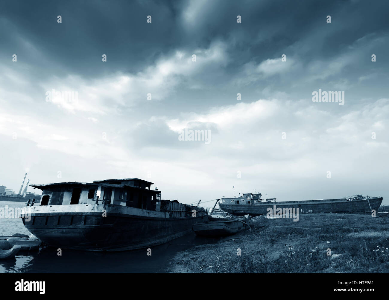 Abandoned barge hi-res stock photography and images - Alamy