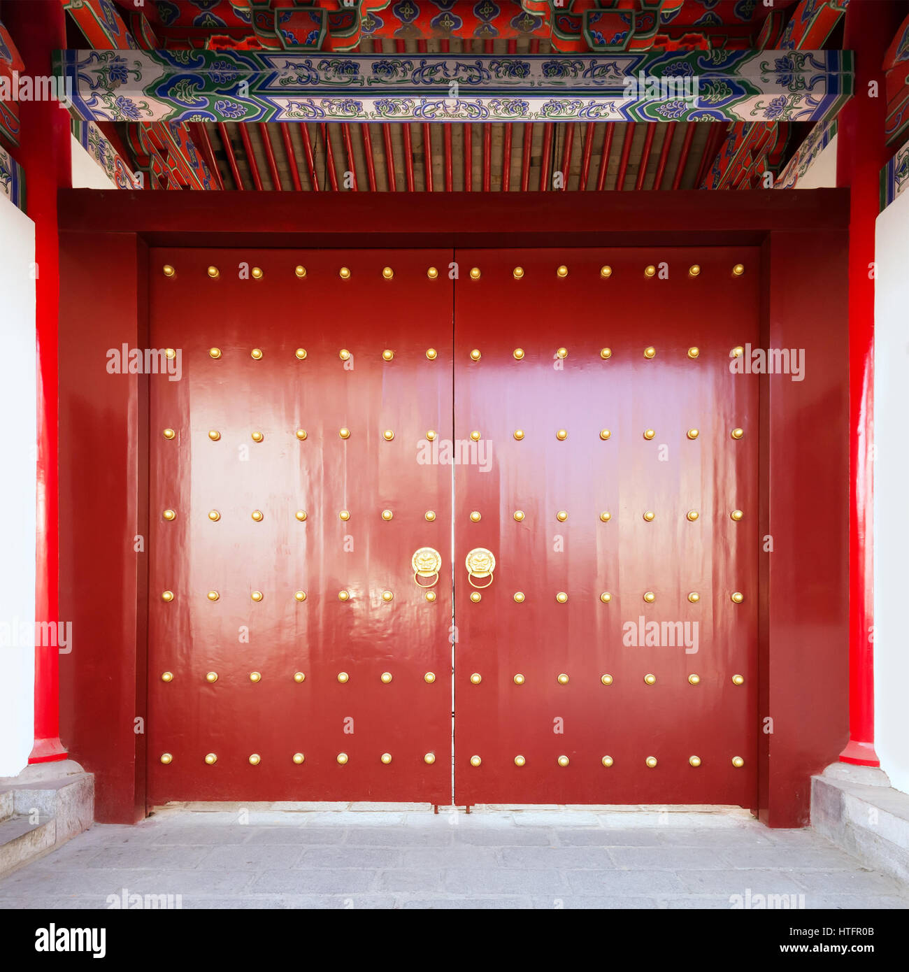 Red wooden chinese doors hi-res stock photography and images - Alamy