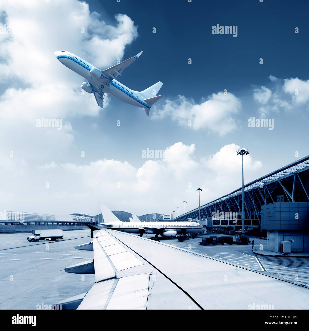 Shanghai Pudong International Airport, a busy runway Stock Photo - Alamy