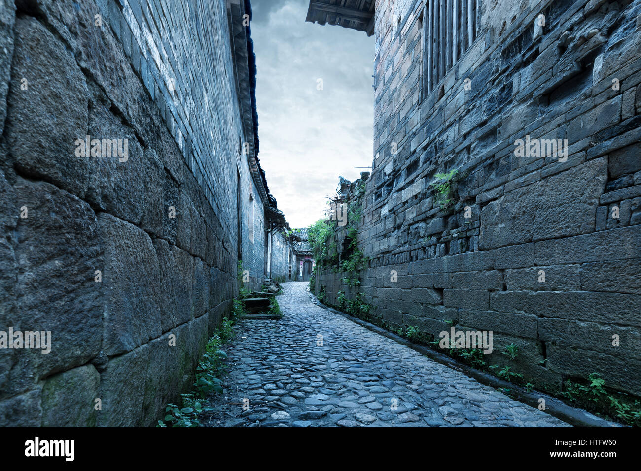 China's ancient villages in remote mountain villages, mottled walls ...