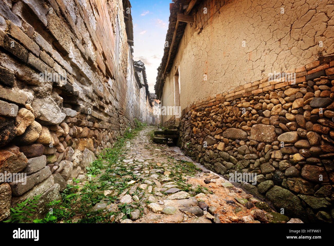 China's ancient villages in remote mountain villages, mottled walls ...
